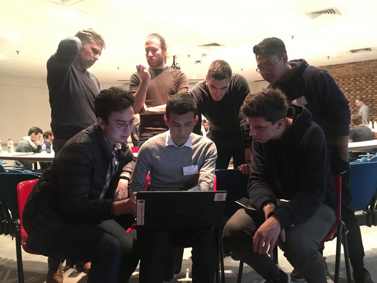 Bekal Skill Ngoding, Member Dicoding ini Selfie di depan Menara Eiffel ...